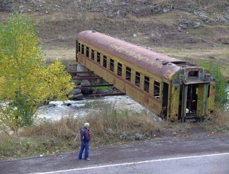 26 Cool Abandoned Railways That Nature Turned Into Its Canvas